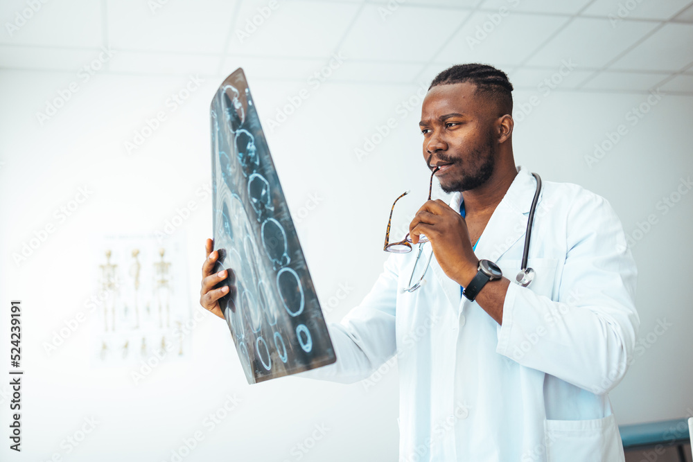 Foto de Medical Brain concept. Doctor check up x-ray film of the brain ...