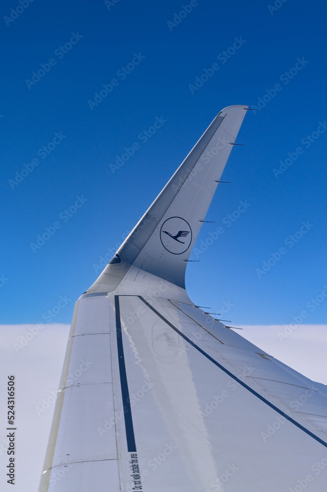 Fotka „En route London to Frankfurt - April 2022: Curved wing tip with ...