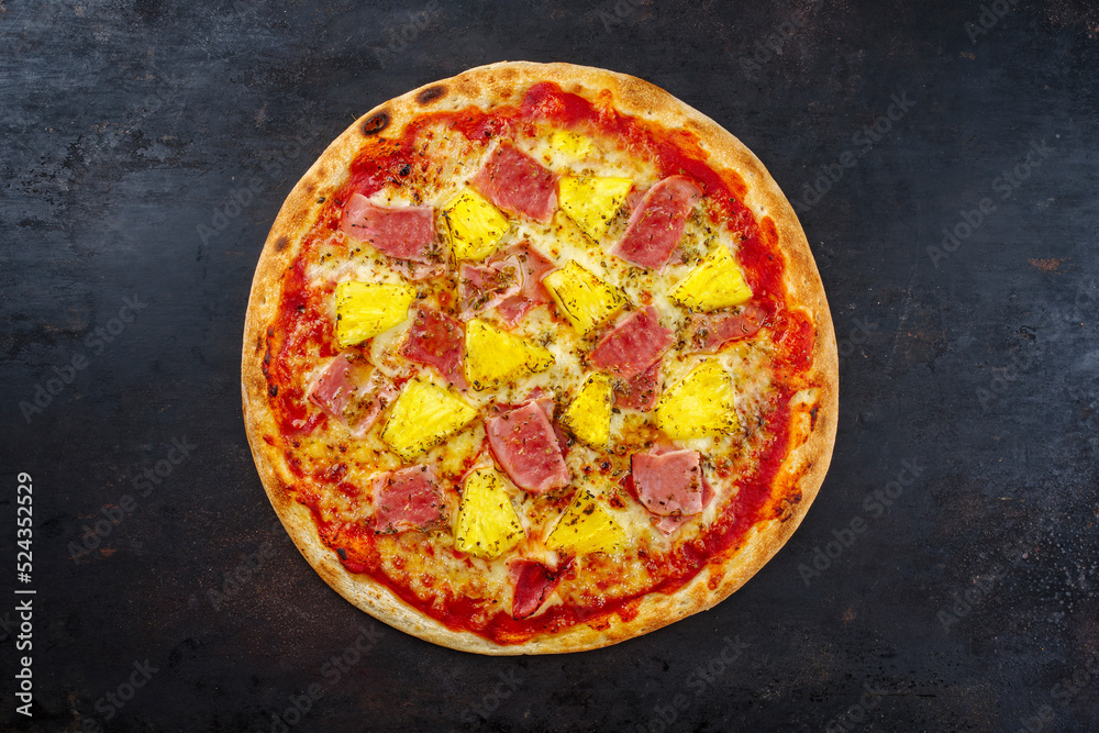 Traditionelle italienische Pizza Hawaii mit Schinken, Ananas und ...