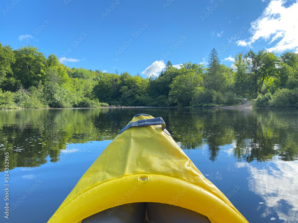 Kayak gonflable sur un lac paisible l'été. Pointe d'un canot jaune sur ...