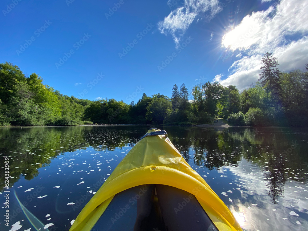 Kayak gonflable sur un lac paisible l'été. Pointe d'un canot jaune avec ...