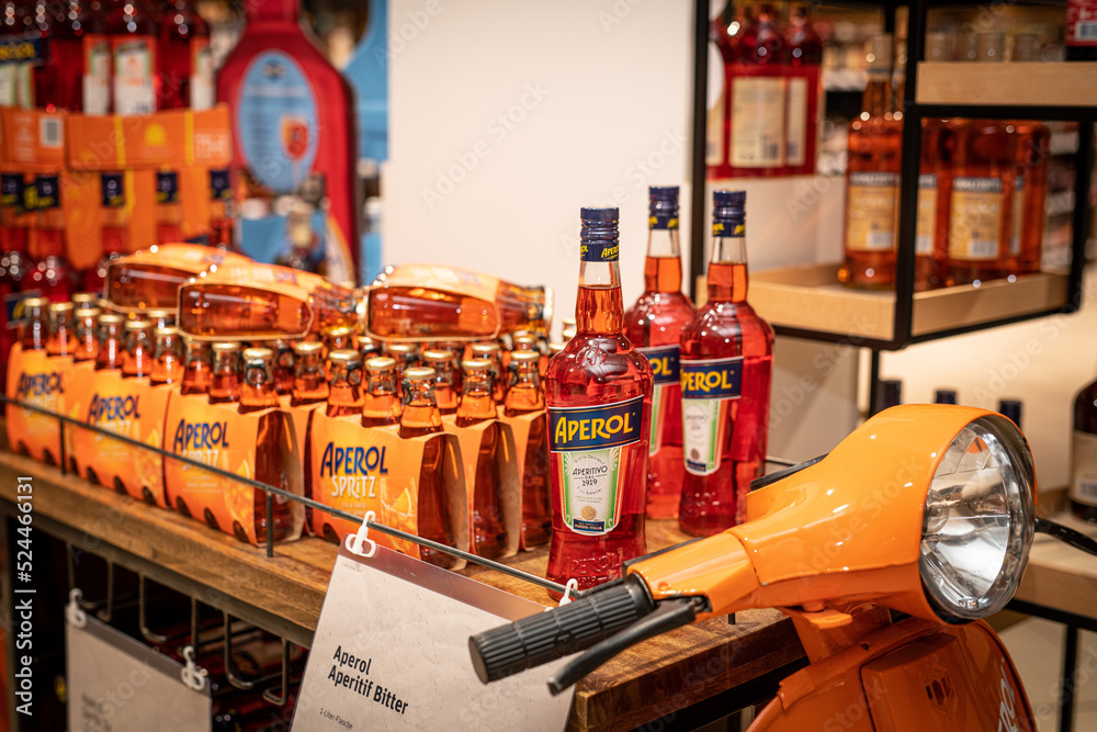 Aperol Aufbau Roller Display im Lebensmittel Einzelhandel Stock-Foto ...