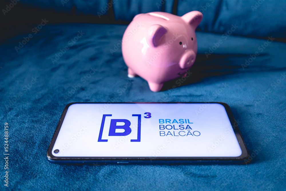 B3 - Bolsa de Valores brasileira. Um celular com a logo da empresa B3 e ...