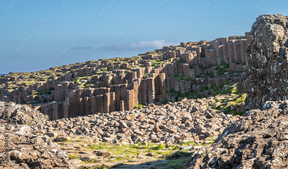 Foto de Mountain of hexagonal basalt columns of Giant's Causeway UNESCO ...