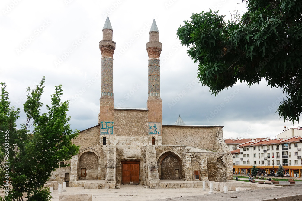 Foto de Twin minarets madrasah in Sivas city - Sivas is a tourist ...