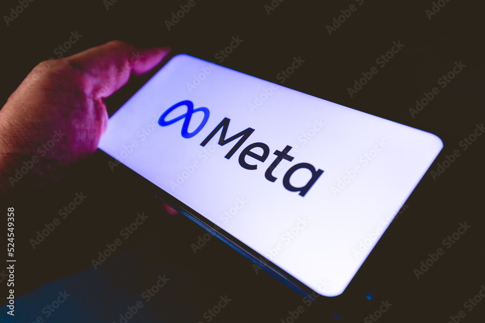 Meta, companhia. Um homem segurando um telefone celular com a marca da ...