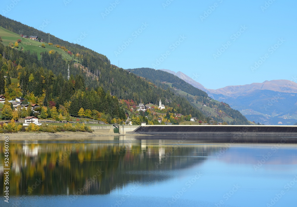 Zoggler Stausee mit Staumauer und Blick auf St. Walburg im Ultental in ...