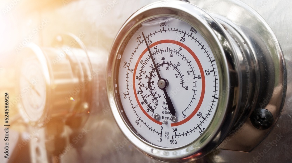 Pressure gauge for measurment refrigerant High pressure. scale of ...