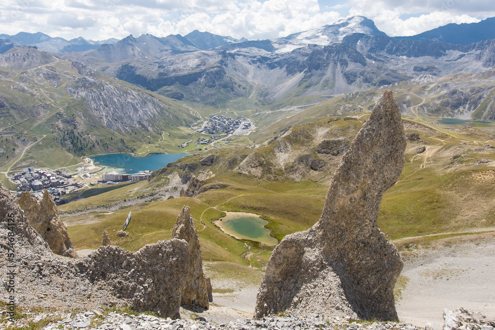 chemin de randonnée à l'aiguille Percée qui est une montagne de France ...