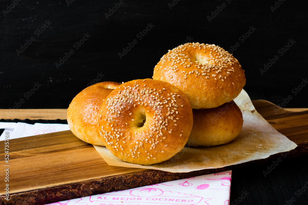 Panecillo tradicional con agujero en el centro y semillas de sésamo ...