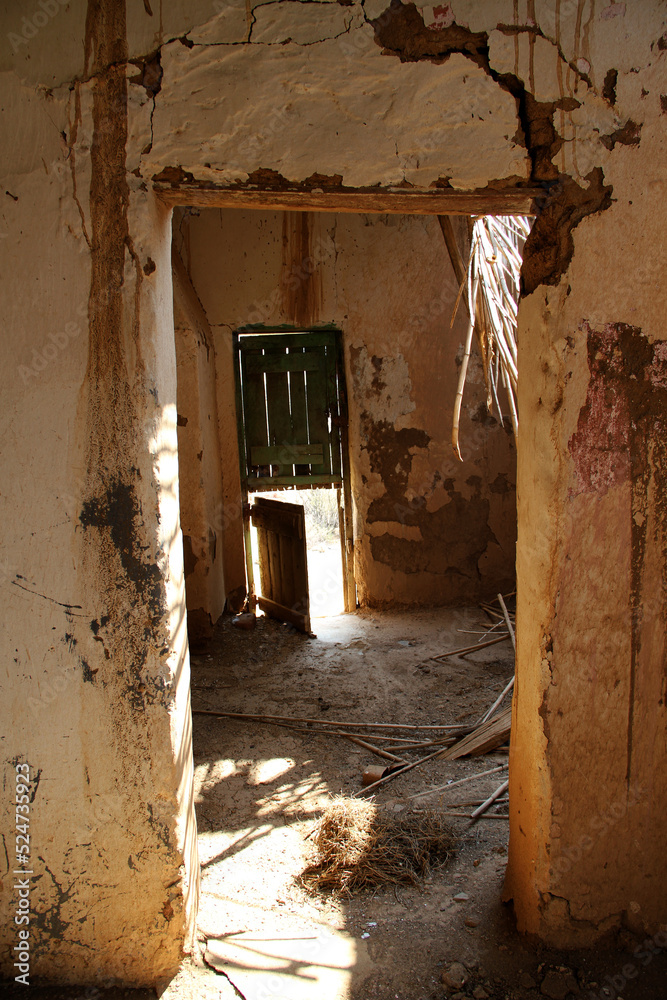Photos of abandoned houses, churches, monasteries, ruins, walls of clay ...