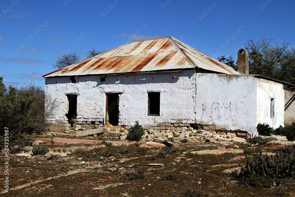 Photos of abandoned houses, churches, monasteries, ruins, walls of clay ...