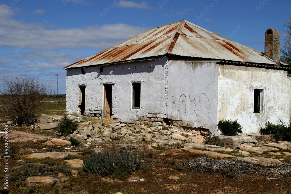 Photos of abandoned houses, churches, monasteries, ruins, walls of clay ...