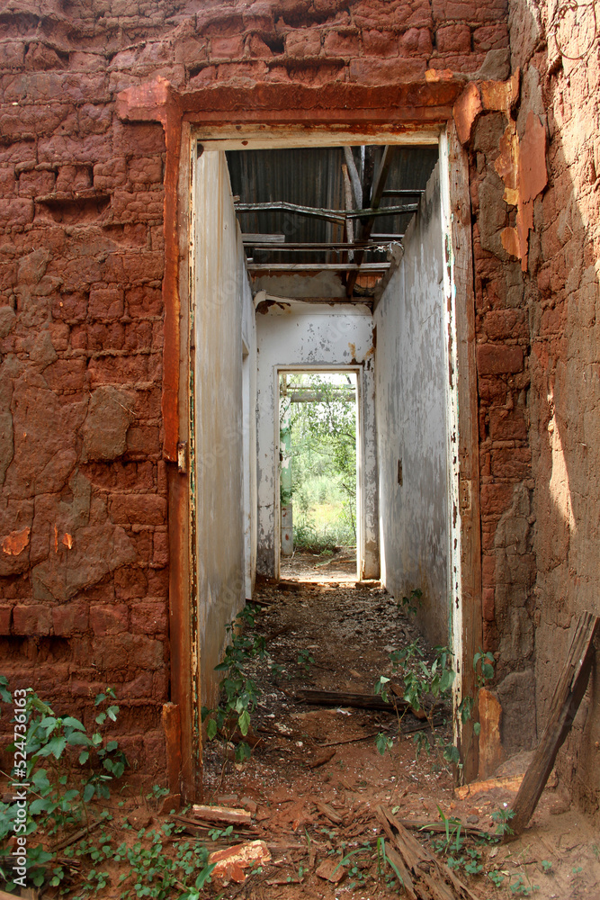 Photos of abandoned houses, churches, monasteries, ruins, walls of clay ...