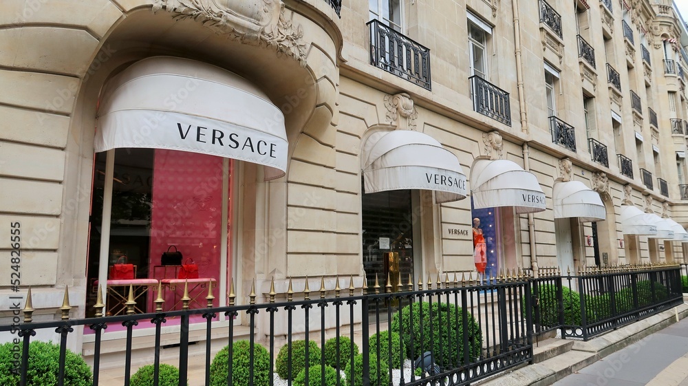 Enseigne / logo et vitrine d'une boutique Versace, célèbre marque ...