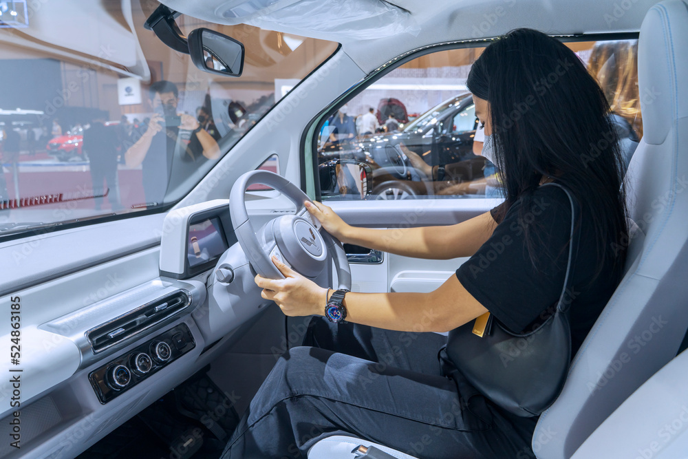 Foto de Woman try the new Wuling Air ev car in GIIAS 2022 do Stock ...