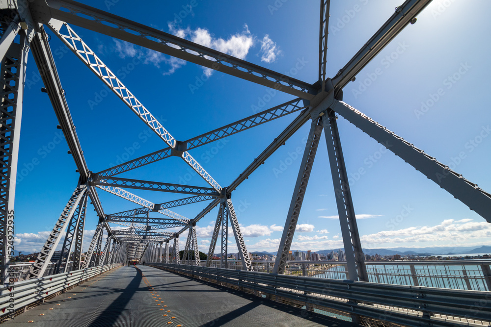 desenhos geométricos criados pela estrutura da ponte Hercílio Luz da ... desenhos geométricos criados pela estrutura da ponte Hercílio Luz da ...