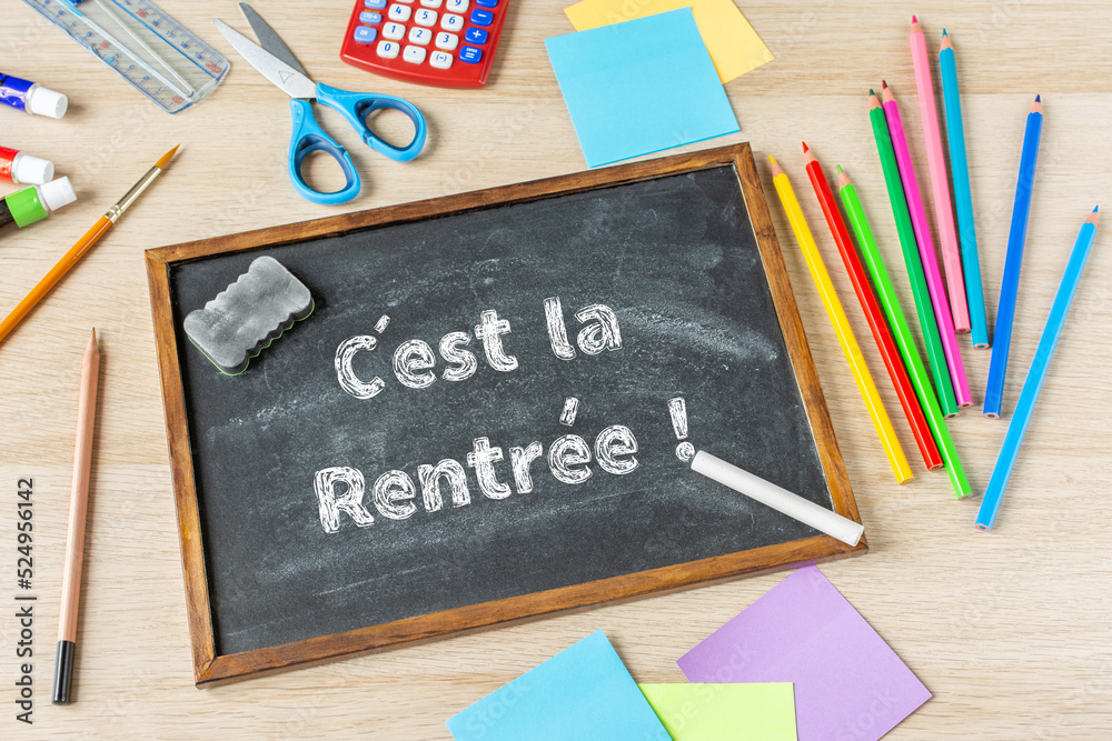 Ardoise avec texte "C'est la rentrée" et fournitures scolaires Stock ...