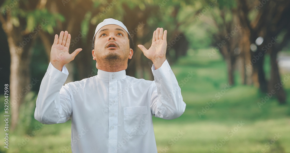 Religious muslim man traditional kandura praying outdoor at quiet ...