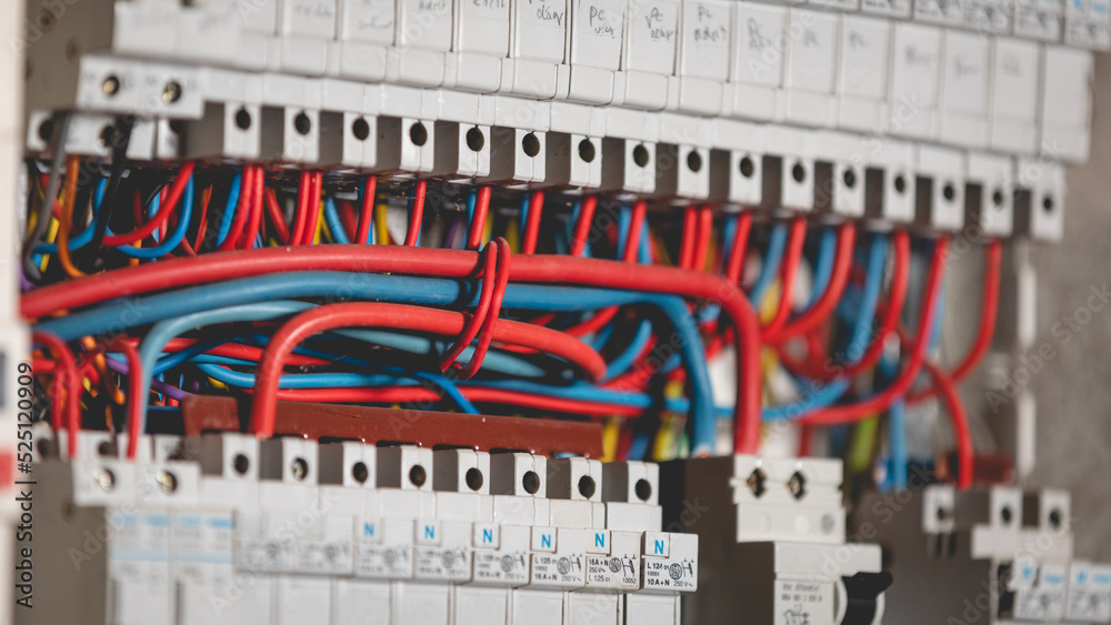 Câblage d'un tableau électrique. Stock-Foto | Adobe Stock