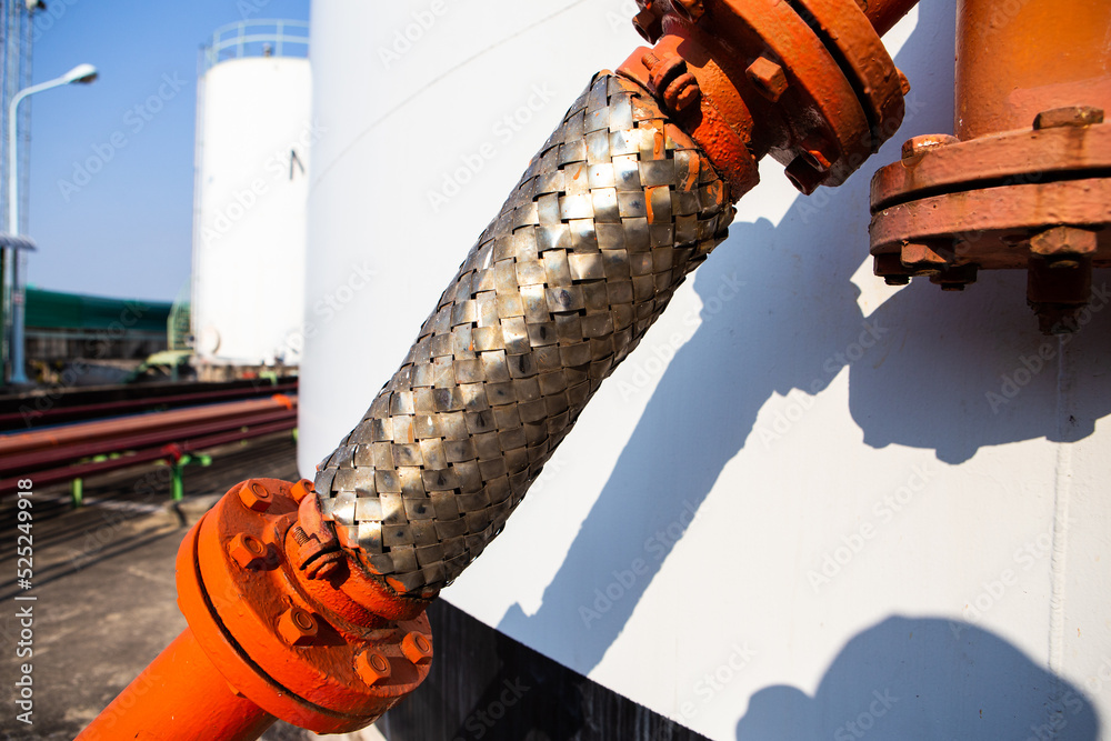 Flexible stainless steel pipe, installed with pipes in the industry ...