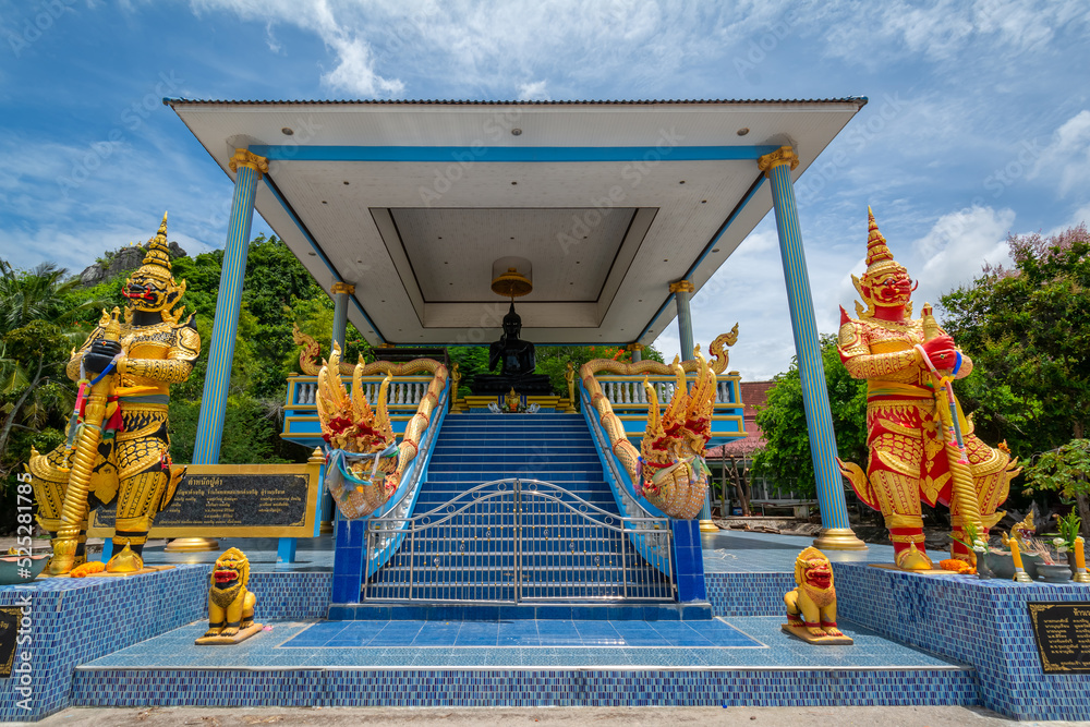 The gold Giants statue, gold Serpents statue, small gold Chinese ...