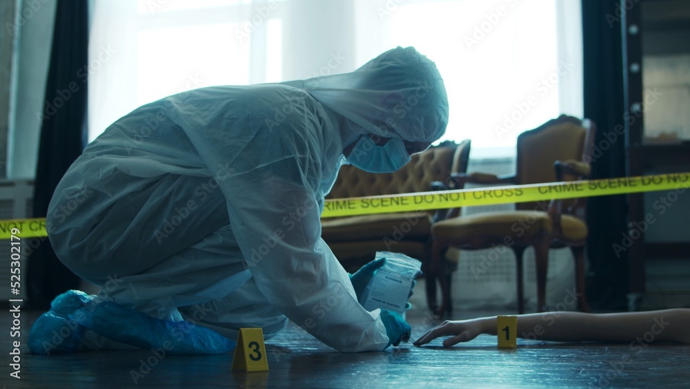 Foto de Detective Collecting Evidence in a Crime Scene. Forensic ...