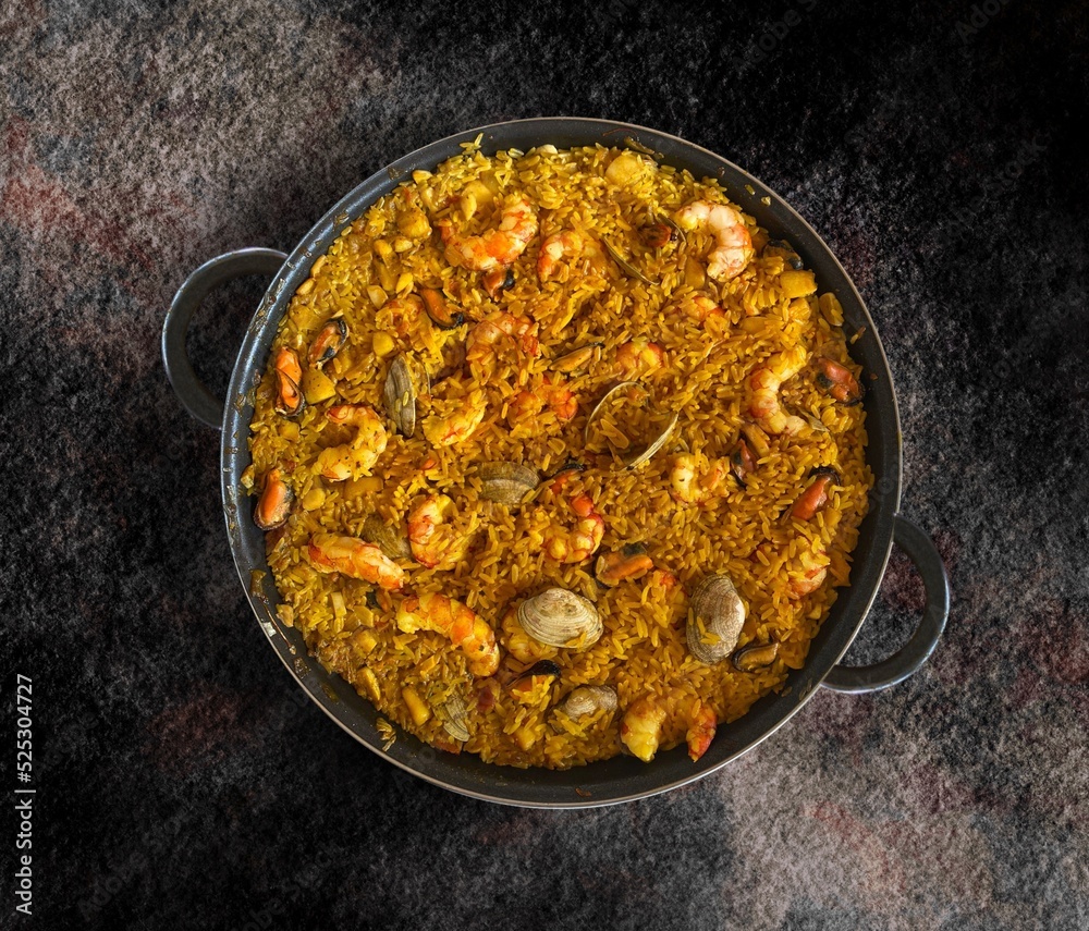 Típica paella española con arroz y marisco. Typical Spanish paella with ...