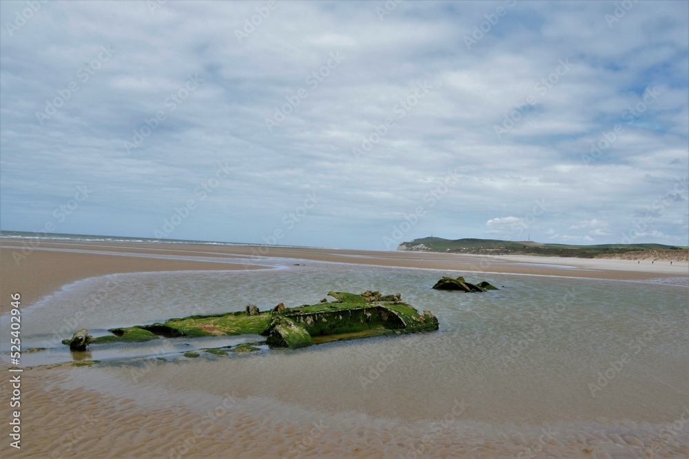Épave de U-boot sur la plage de la Côté d'Opale avec le Cap Blanc-Nez ...