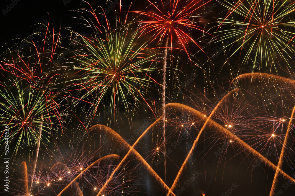 Fogo de artifício colorido com cores verdes, vermelhas e douradas ...