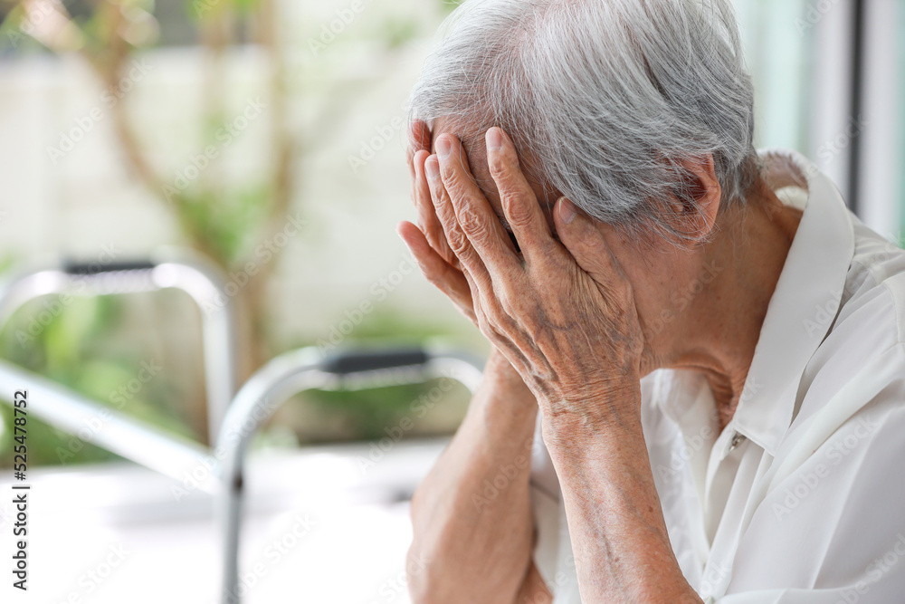 Fotografia Do Stock Depressed Asian Senior Woman With Depression
