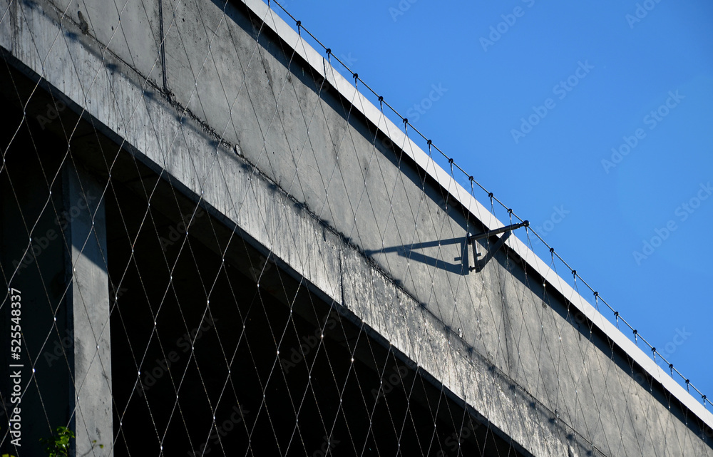 in front of the facade with the balconies is a tensioned cable network ...
