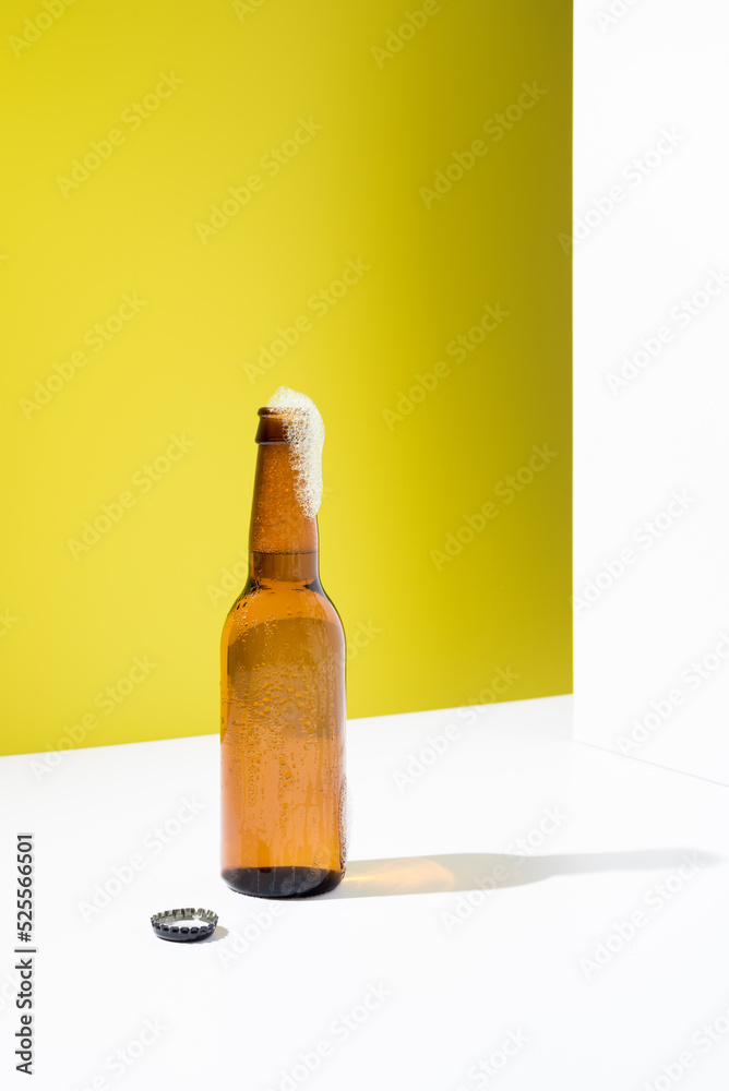 Botella de cerveza fría con espuma cayendo. Bebida refrescante Stock ...