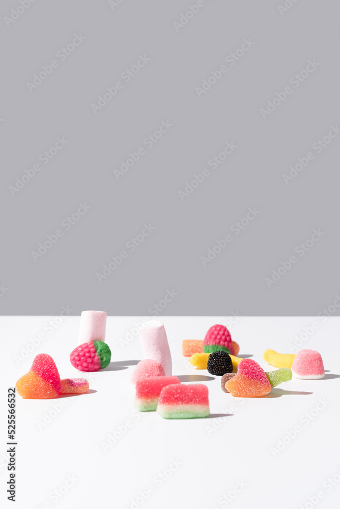 Surtido de dulces y golosinas. Caramelos de gelatina de colores sobre ...