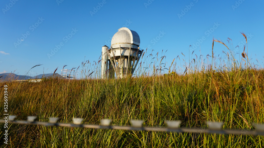 Foto de A large observatory is protected by a barbed fence. There is a ...