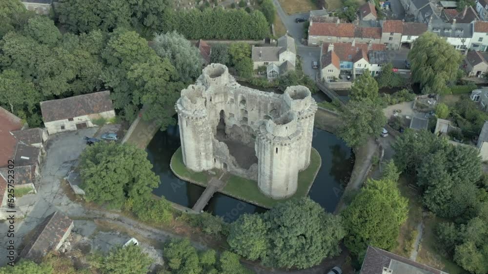 Vidéo Stock An aerial view of Nunney Castle, a medieval castle at ...