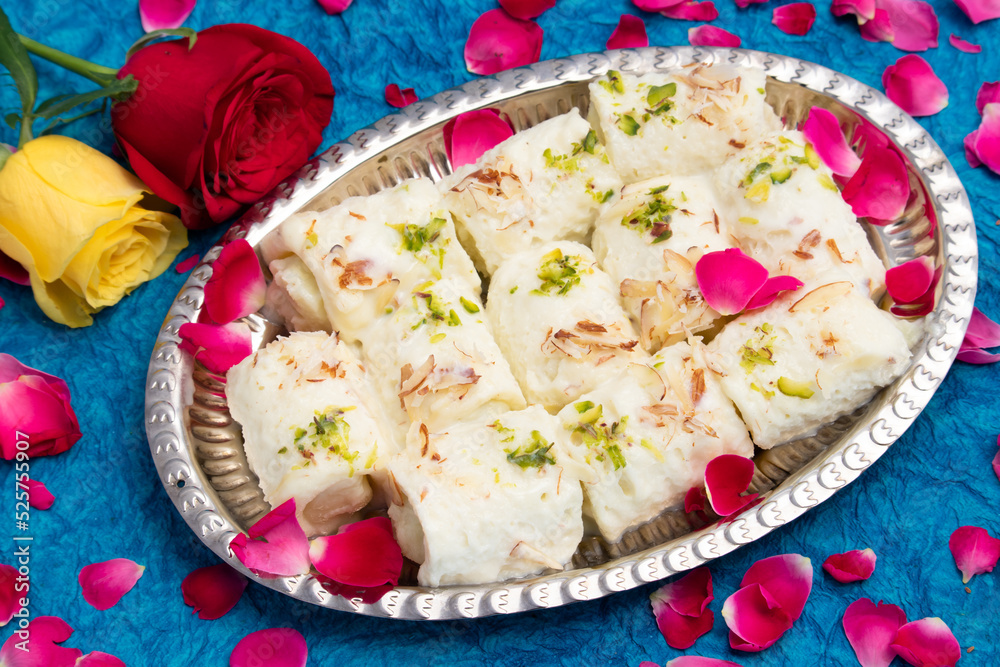 Foto de Indian Mithai Bread Malai Roll Rabdi Or Bengali Rabri Is Made ...