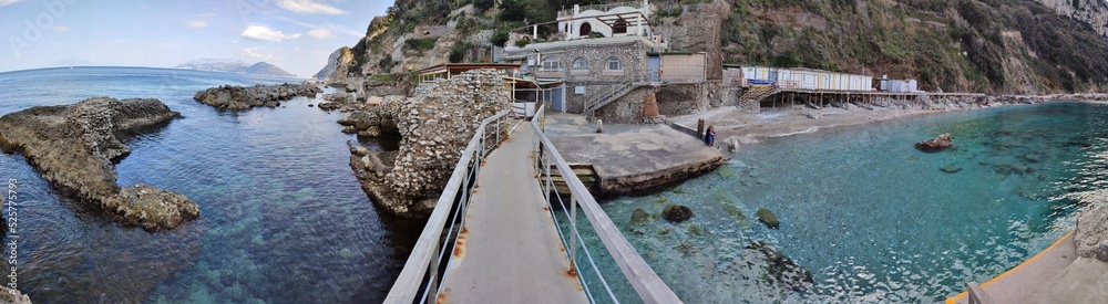 Capri - Foto panoramica dal pontile dei Bagni di Tiberio Stock Photo ...