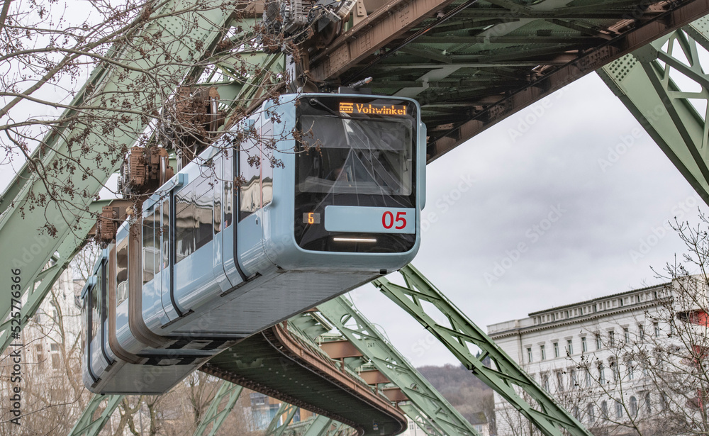 Wuppertal Die Schwebebahn – das Wahrzeichen Wuppertals – fährt auf einer 13 km langen Strecke ...