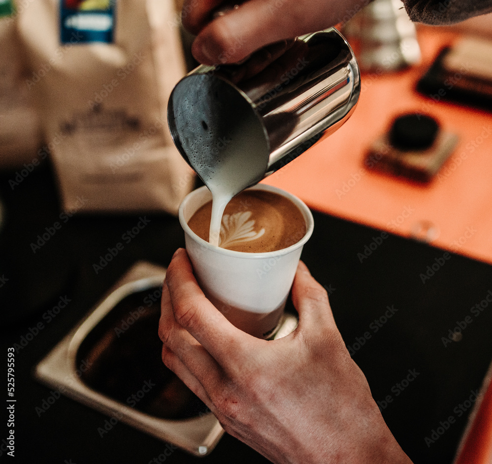 arte de dibujar en cafe con leche Stock Photo | Adobe Stock