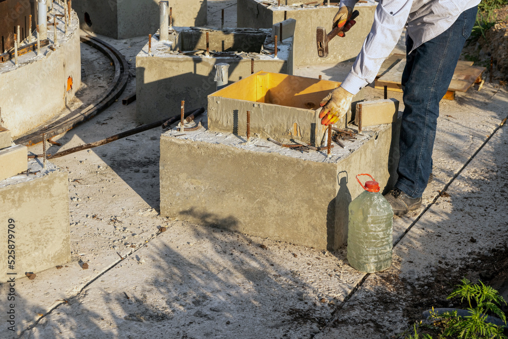 Production of a concrete structure using a removable formwork. Stock ...