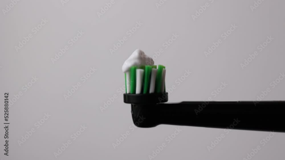Vidéo Stock Close-up of toothpaste squeezing onto an electric ...
