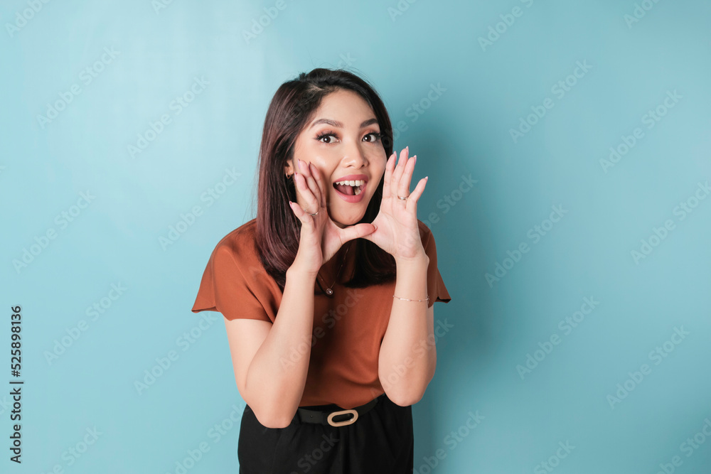 Foto de Young beautiful woman wearing a brown shirt shouting and ...