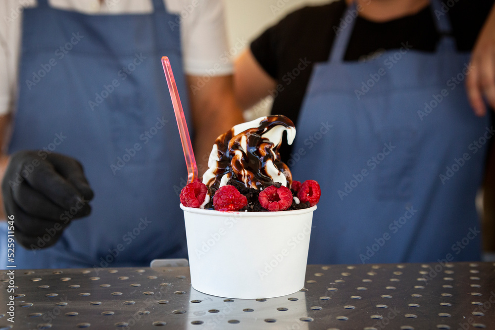 Frozen Joghurt mit Soße und Toppings Stock Photo | Adobe Stock
