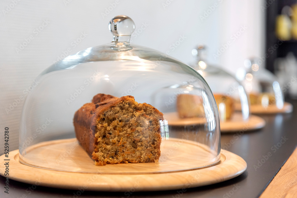 gâteau sous cloche Stock Photo | Adobe Stock