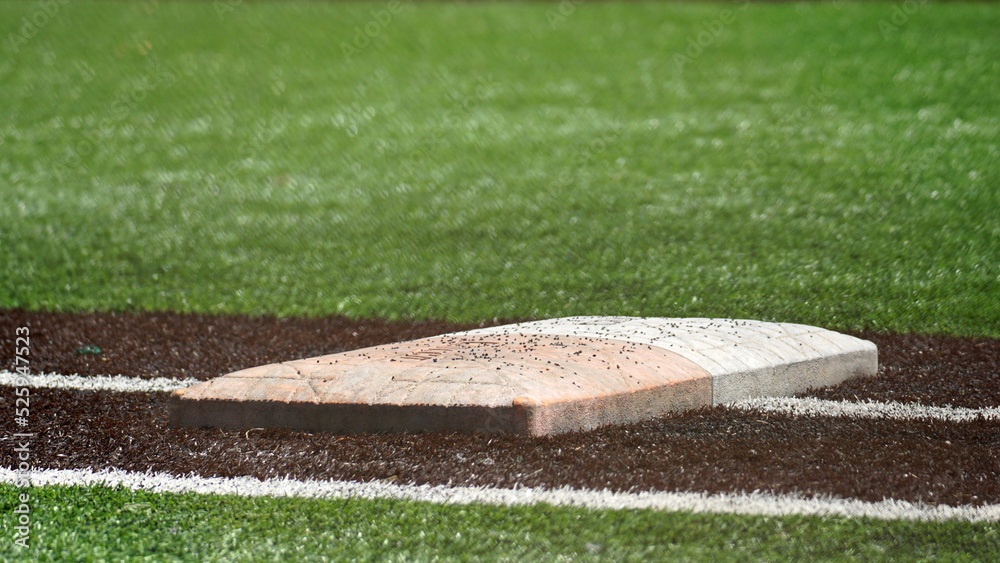 Foto de Ground level view of first base and safety bag on a turf ...
