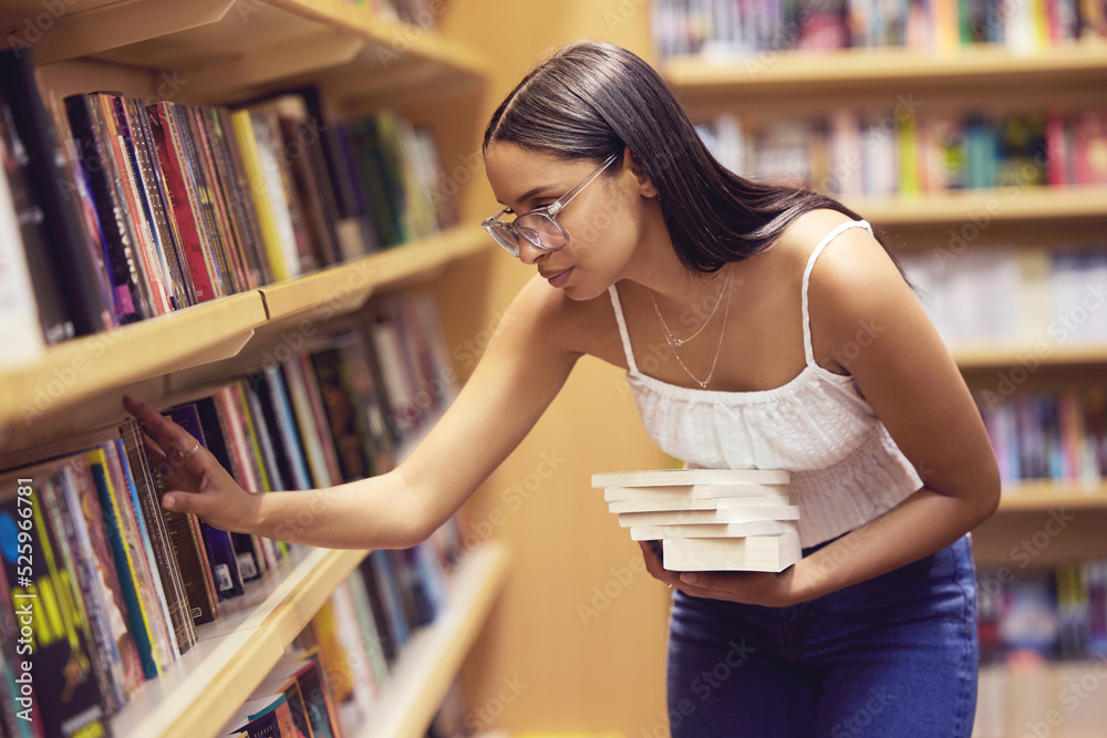 Foto Stock Library, books and woman reading print book for her college ...