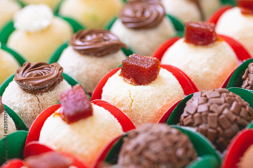 Brigadeiros Gourmet. Docinhos de festa em fotografia de perto ...