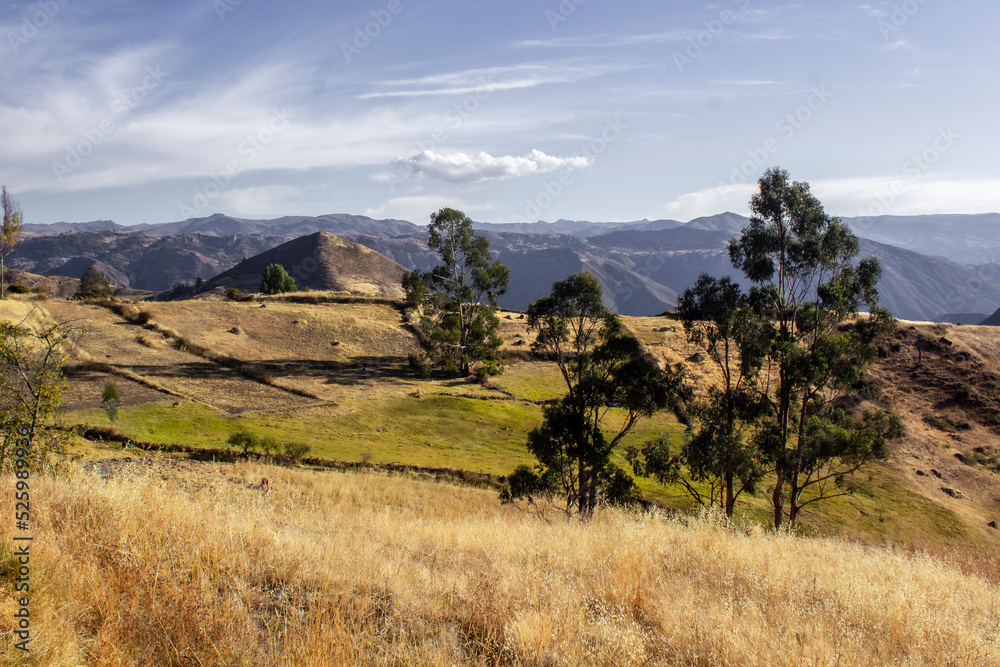 paisaje de pueblos y zonas rurales de guancavelica Perú Stock Photo ...