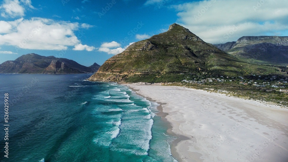 Foto de Aerial view of the beautiful Noordhoek Beach and Chapmans Peak ...